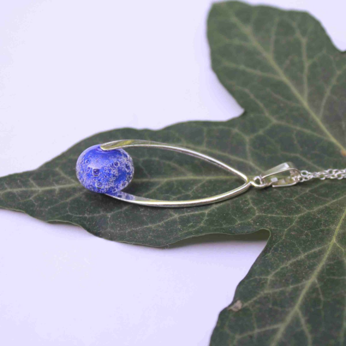 Collier pendentif torsadé avec perle bleue foncée avec bulles d'aire