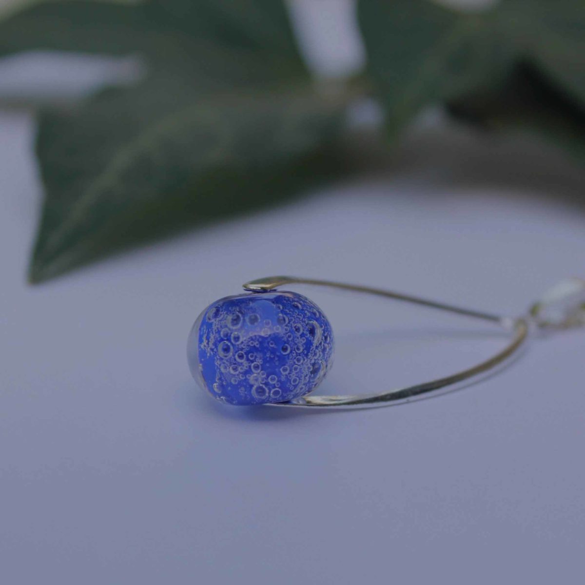 Collier pendentif torsadé avec perle bleue foncée avec bulles d'aire